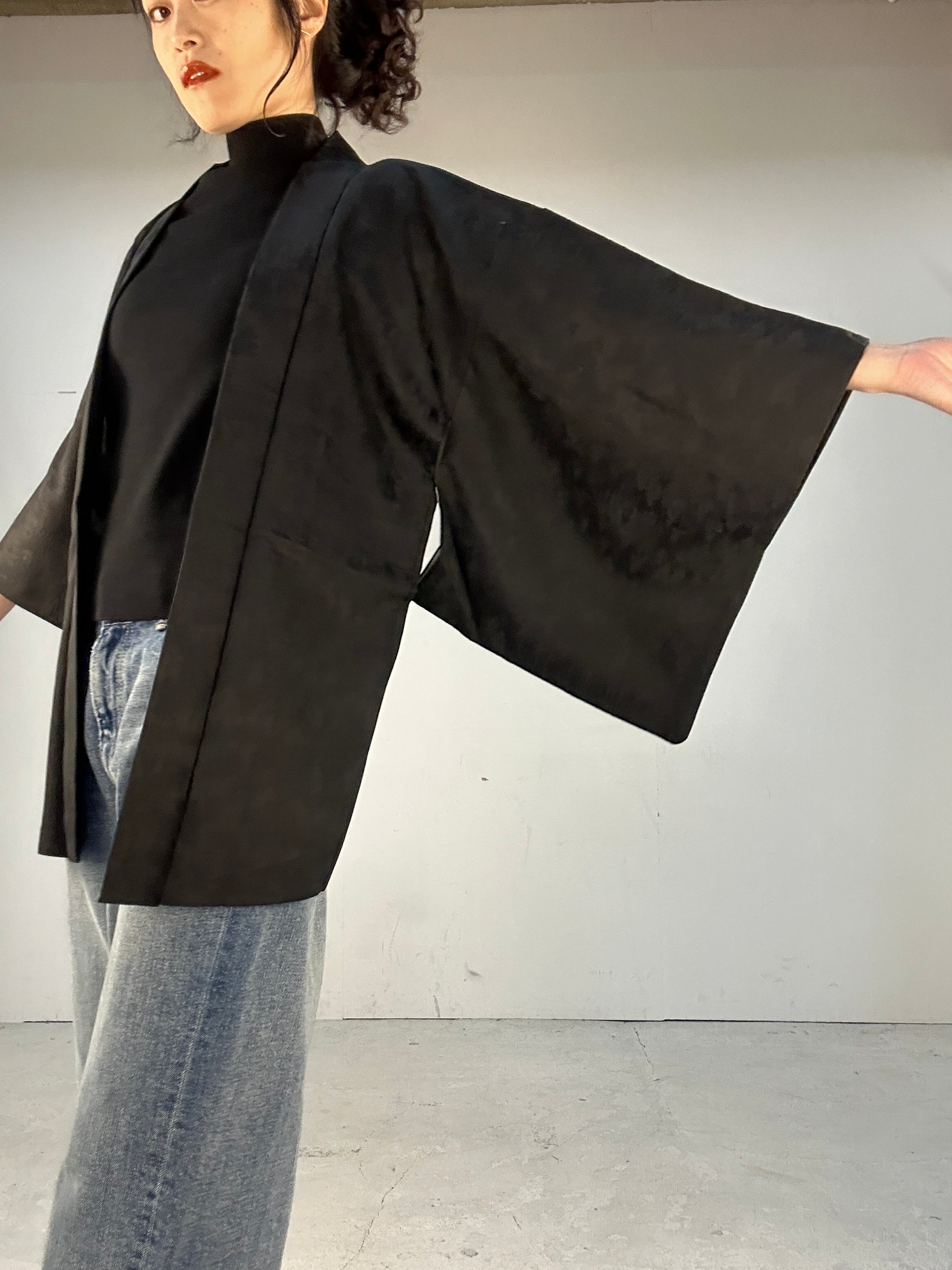 VINTAGE BLACK HAORI "ground pattern, forest, KAMON” – MACHIKO KIMONO ...