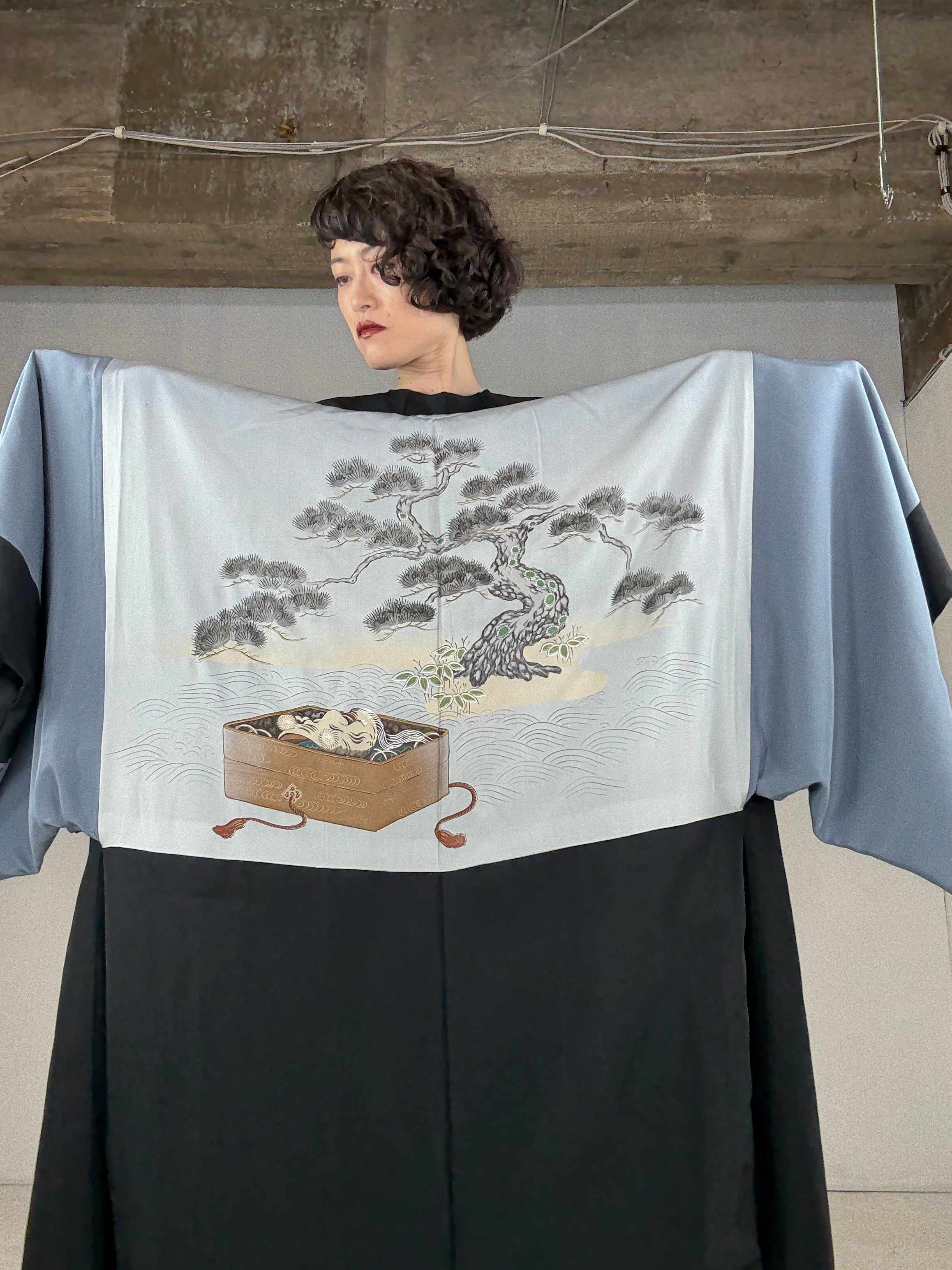 VINTAGE KUROMONTSUKI HAORI "matsu, noumen, KUR102" *high-damage ...