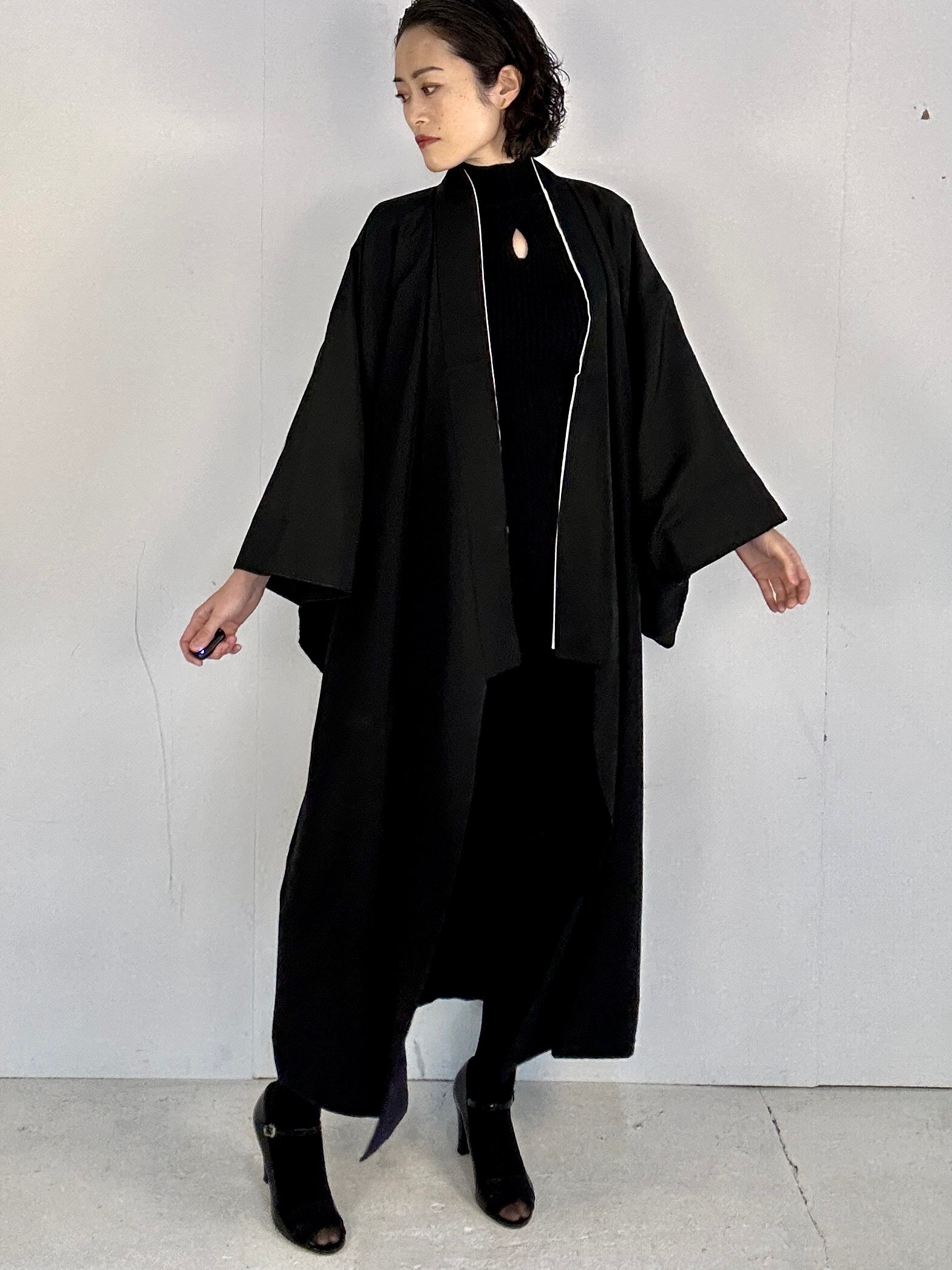 BLACK KIMONO MONTSUKI "eri" – MACHIKO KIMONO Japanese Kimonos, Vintage ...