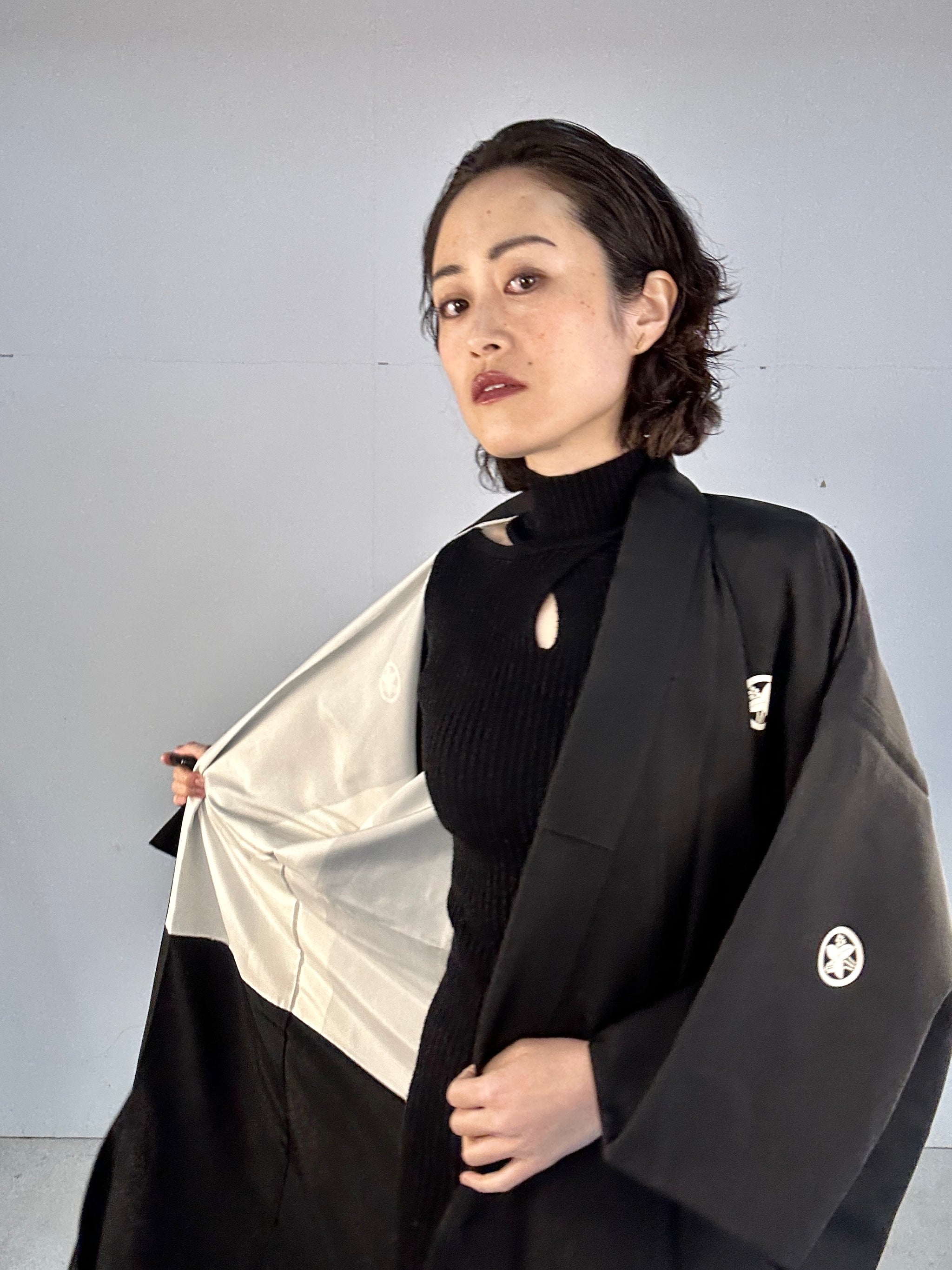 BLACK KIMONO MONTSUKI "shiro" – MACHIKO KIMONO Japanese Kimonos ...